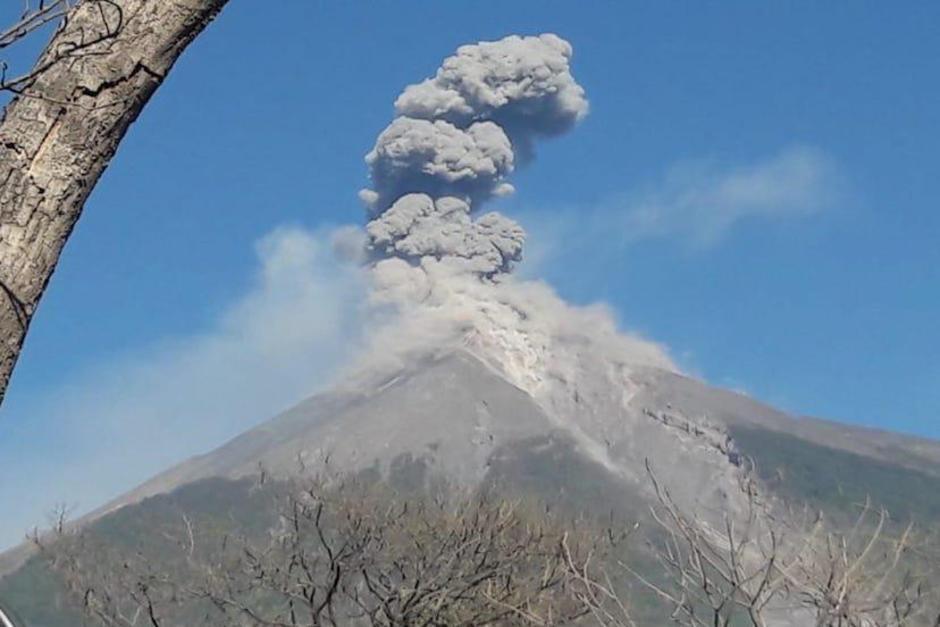Insivumeh reporta explosiones fuertes en el volcán de Fuego