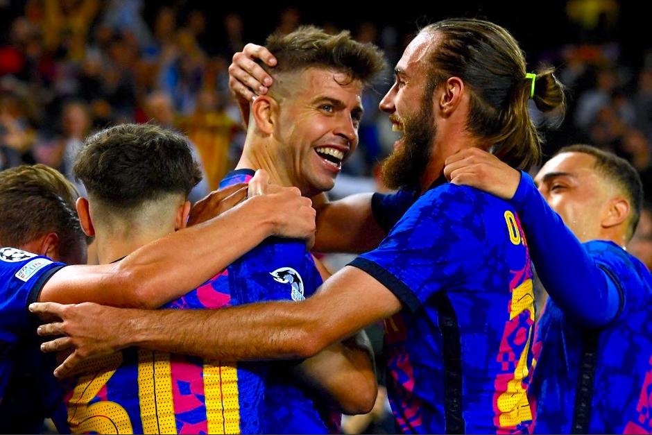 Gerard Piqué anota el primer gol de Barcelona en Champions League