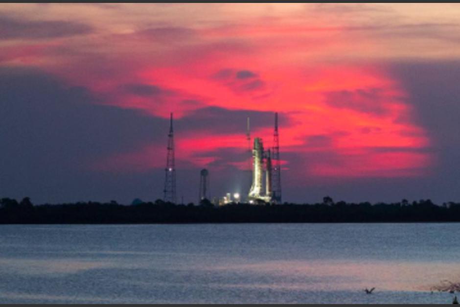 Cohete de la NASA llega a plataforma para prueba de vuelo lunar