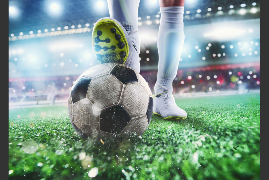 Patada envía a jugador del fútbol de Uruguay al hospital
