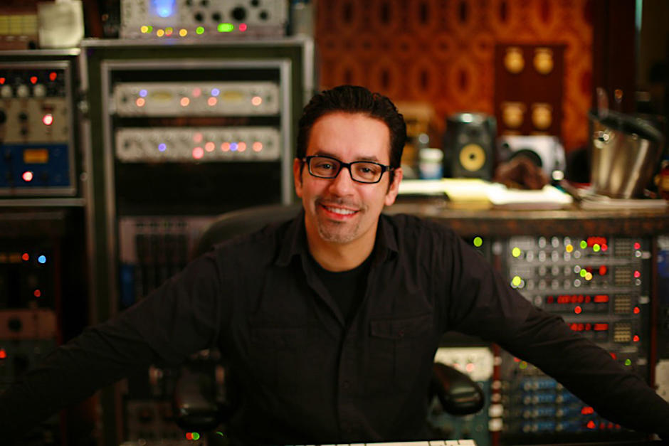 Manny Marroquín, el ingeniero de sonido guatemalteco multi Grammy