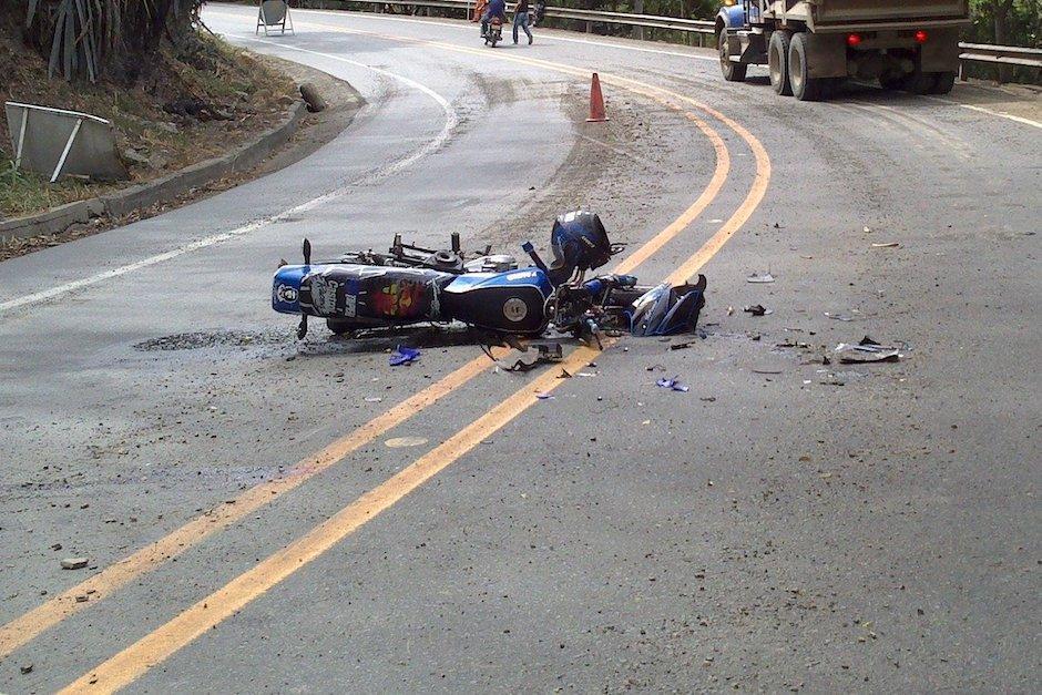 Conductor no mira accidente y con su auto atropella a motorista