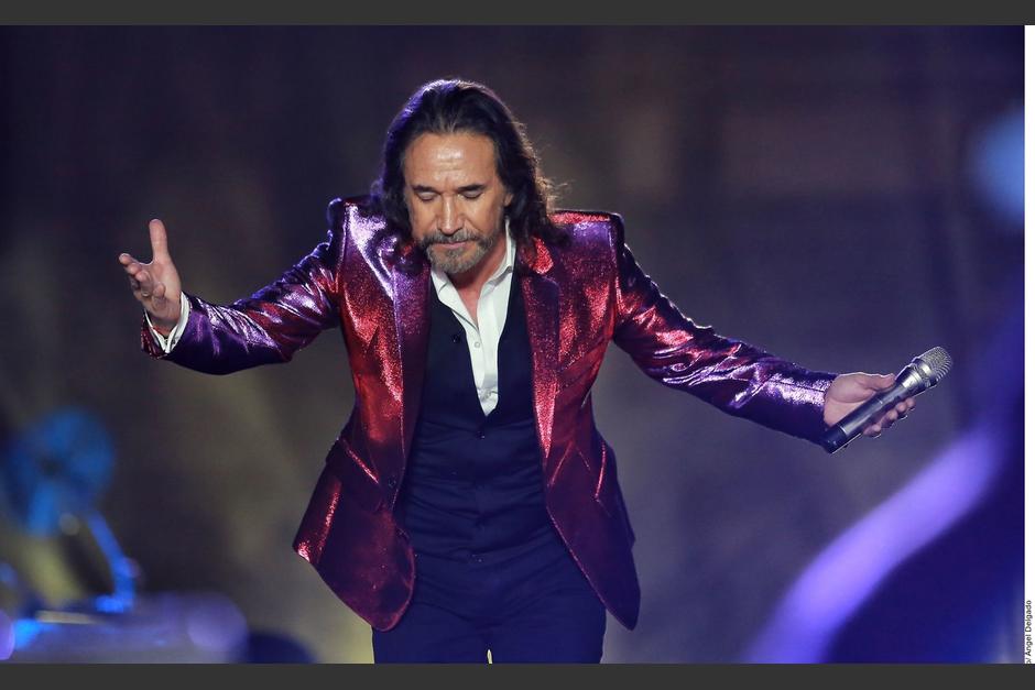 Fans de El Buki corearon sus canciones desde afuera