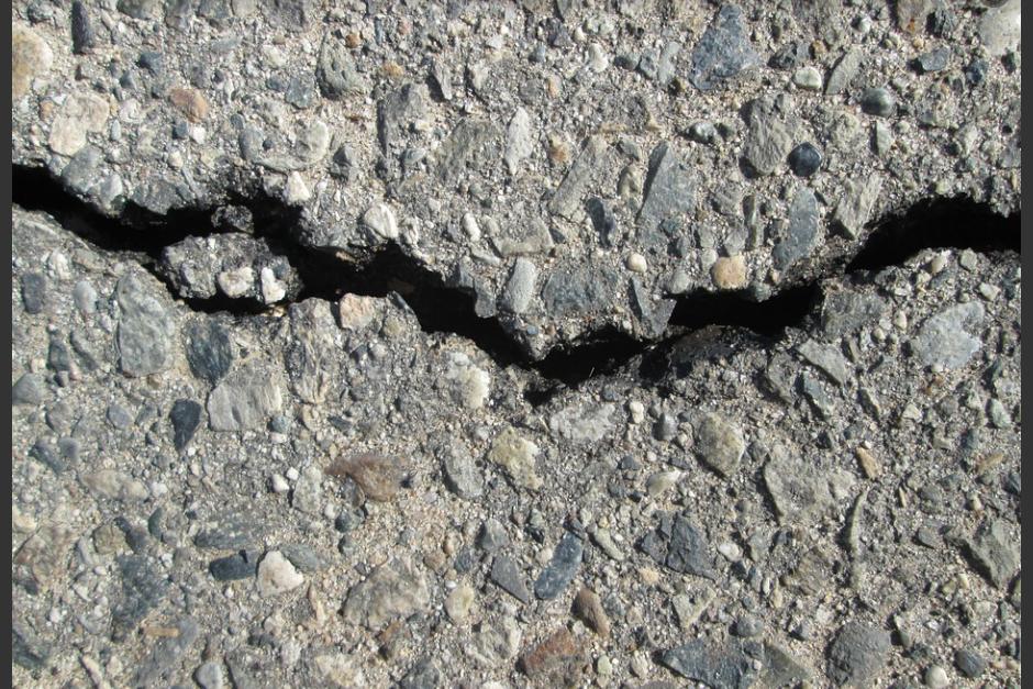Extensa grieta en carretera a Sacatepéquez se resquebraja