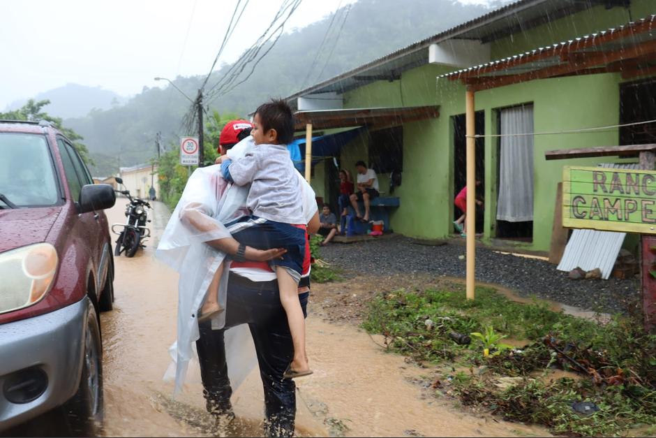 El guatemalteco que ofrece fletes gratis para evacuar a personas