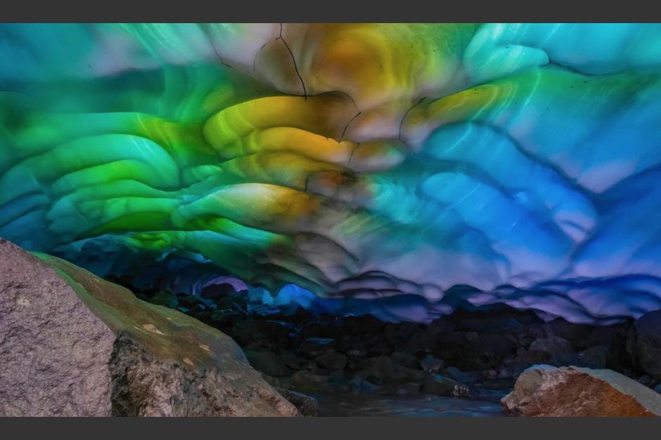 Fotógrafo capta impresionante arcoíris en una cueva de hielo