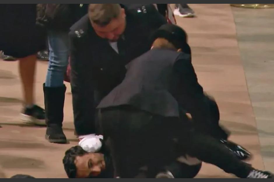 Hombre se abalanza sobre el féretro de la reina Isabel II