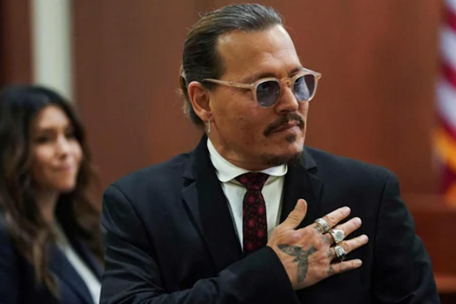 Johnny Depp sale con abogada que lo representó en juicio