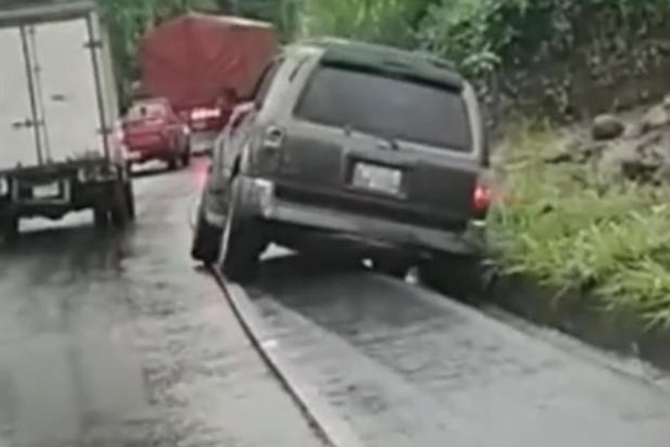 ¡Carro atrapado! Intentó evitar el tránsito y quedó encunetado