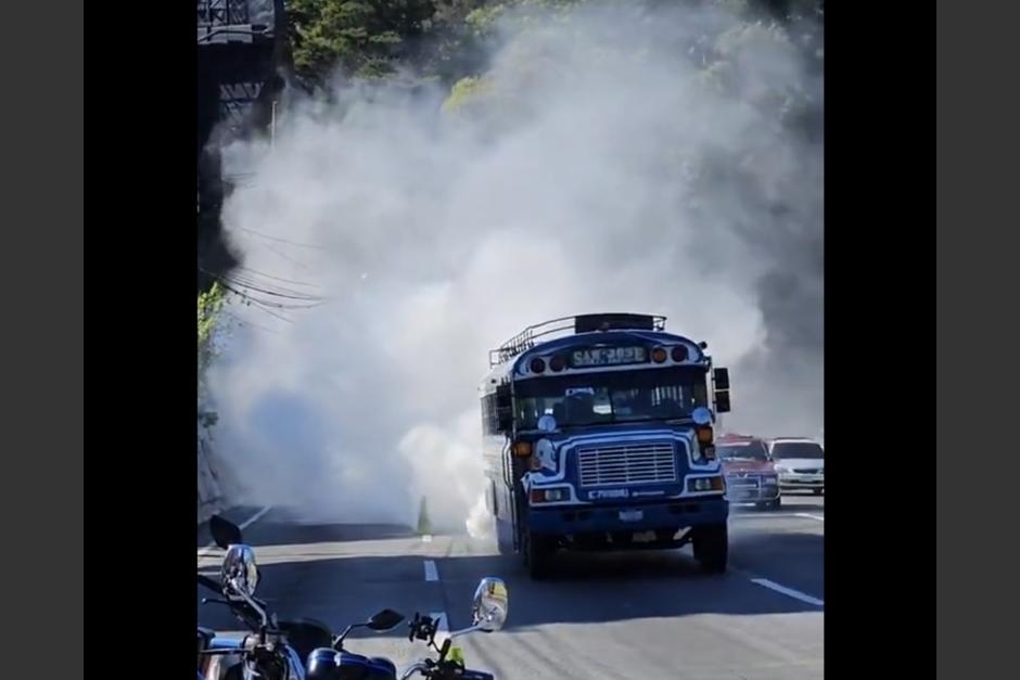 El bus que llamó la atención por "fumigar" con humo la ciudad