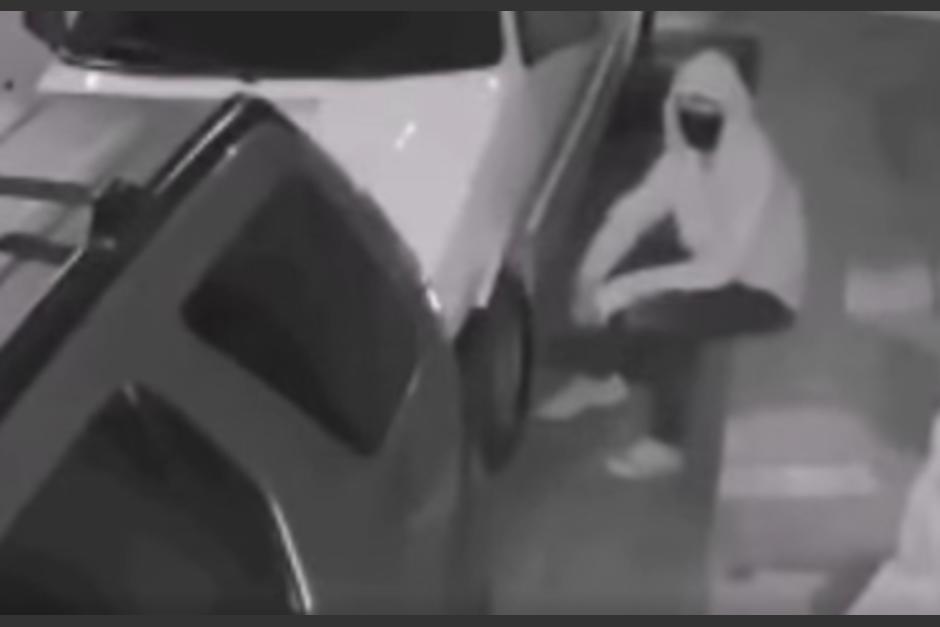 Cámara capta a un hombre robando baterías de carros en zona 6