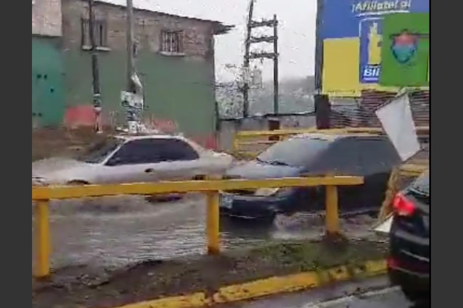 ¡Fuertes lluvias! Se registran inundaciones en el Periférico