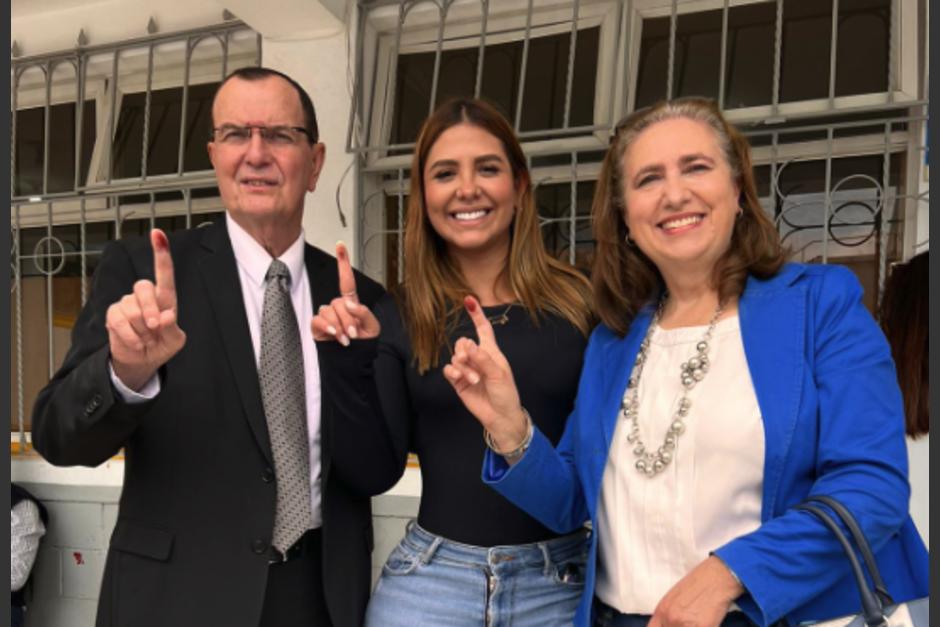 Julio Rivera Clavería se hace presente y emite su voto