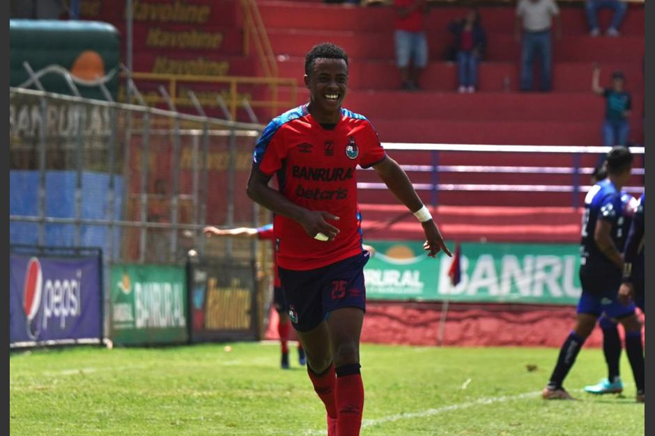 Triplete de Yasnier Matos pone a los Rojos de líderes