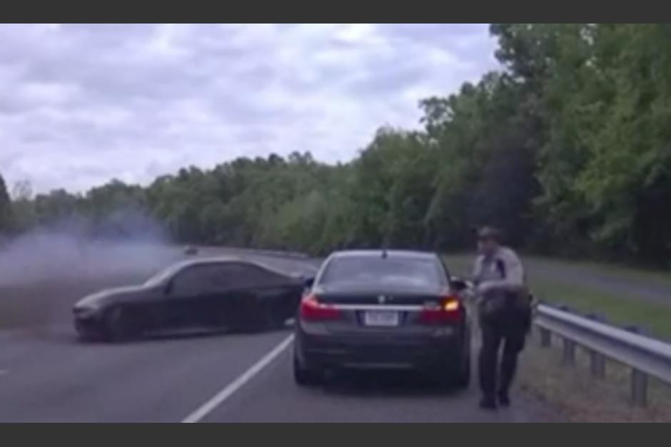 Oficial se salva de ser aplastado por un vehículo en EEUU (video)