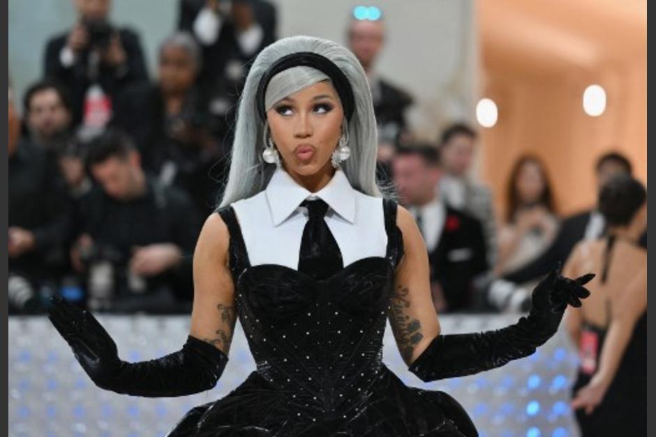 Cardi B se quita los implantes y le copia el estilo a Karol G