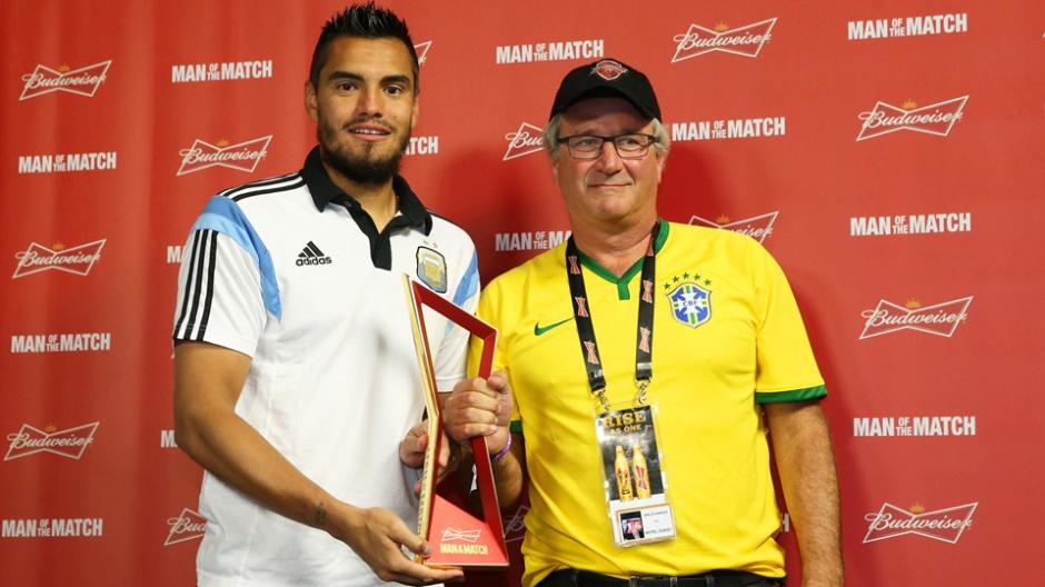 Guatemalteco entrega premio "Jugador del partido" a Sergio Romero