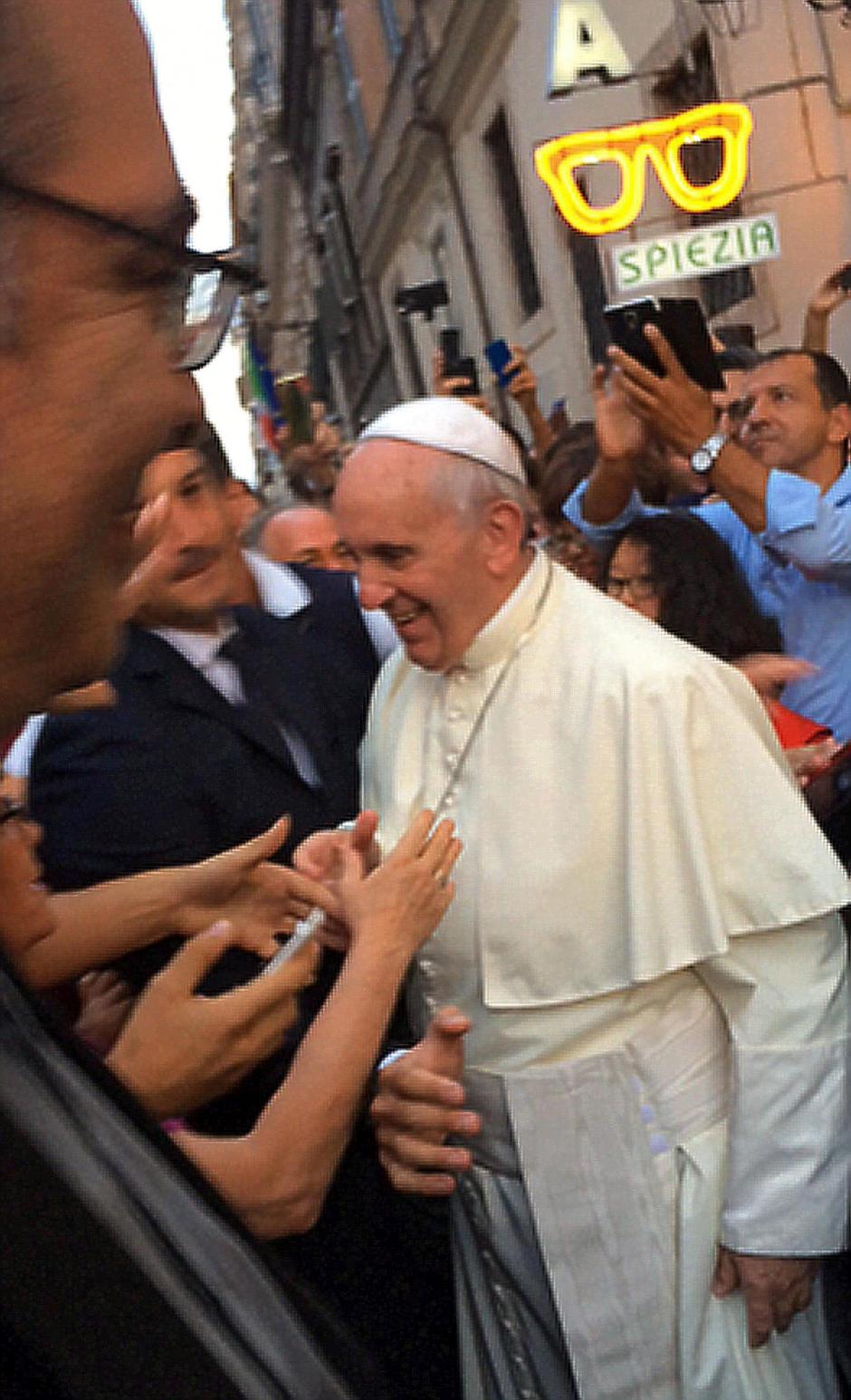 El papa acude a óptica y sorprende a turistas en el centro de Roma
