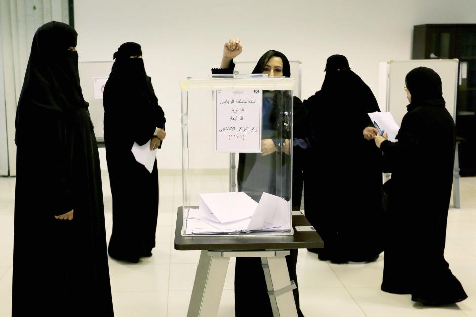 Mujeres votan por primera vez en Arabia Saudí
