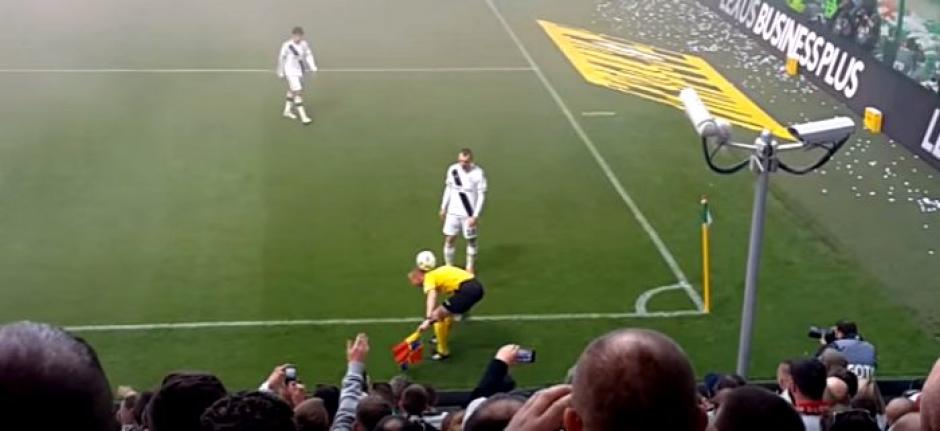 Juez de línea provoca aplausos y la euforia de los aficionados