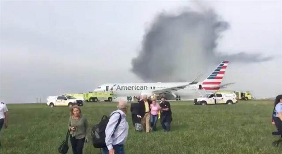 Avión se incendia en aeropuerto de Chicago por una explosión de llanta