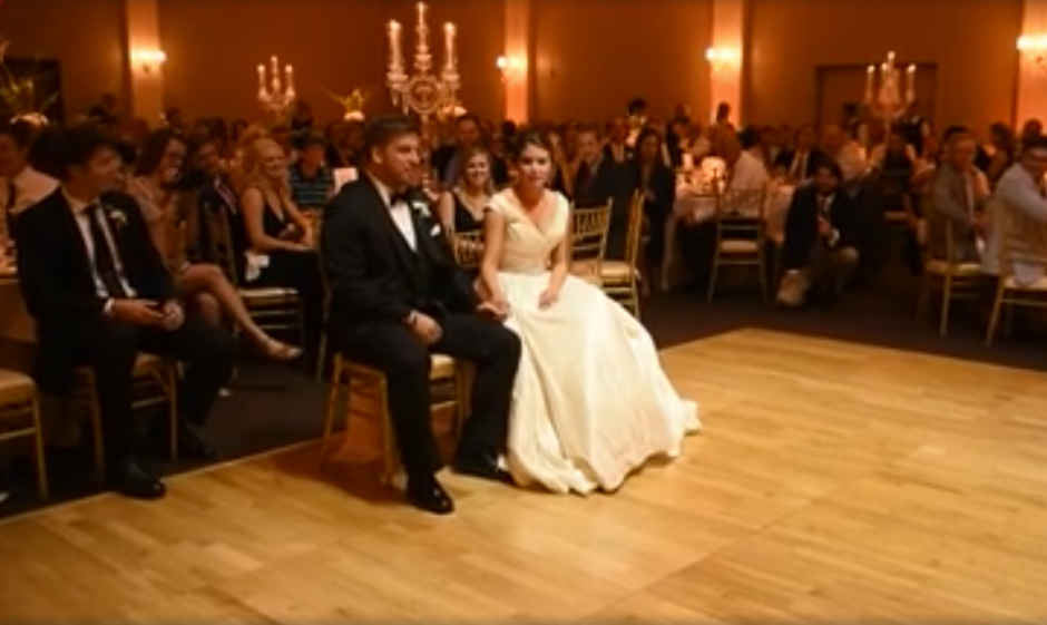Novio sorprende a su esposa con una coreografía que se volvió viral