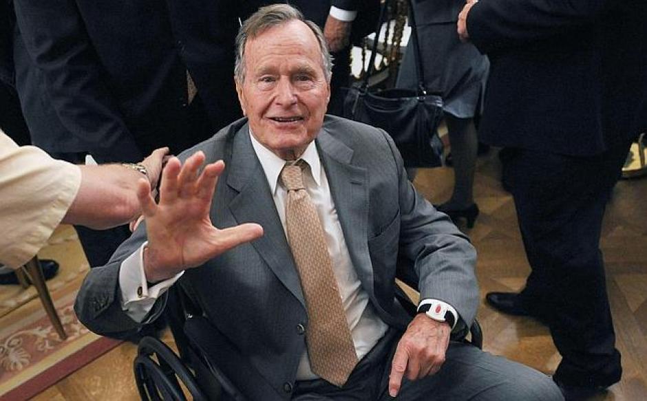 El expresidente George H.W. Bush deja el hospital