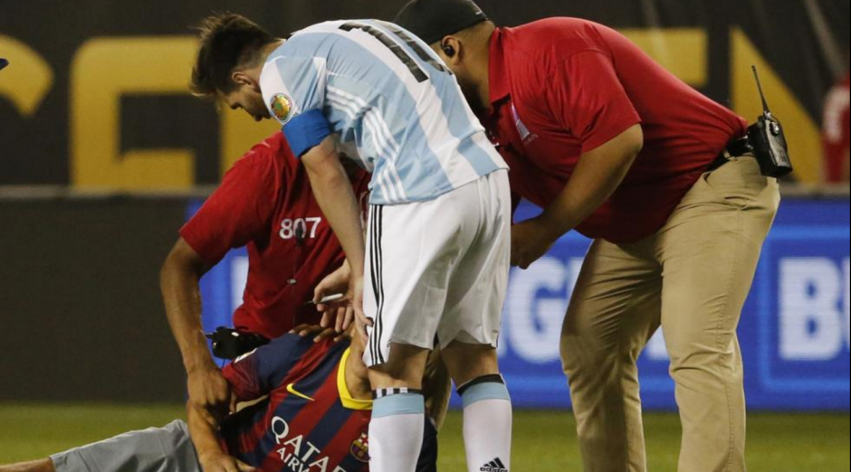 El noble gesto de Messi con un aficionado que invadió la cancha para ...