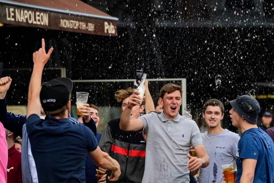 Hooligans bebieron 351 cervezas y esto fue lo que tuvieron que pagar