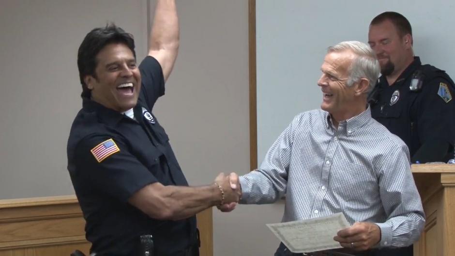 Erik Estrada "Poncharello" se convierte en policía en la vida real