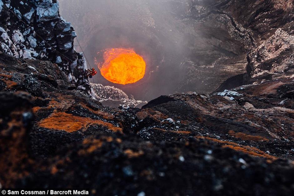 Explorador nos acerca a la caldera de un volcán activo