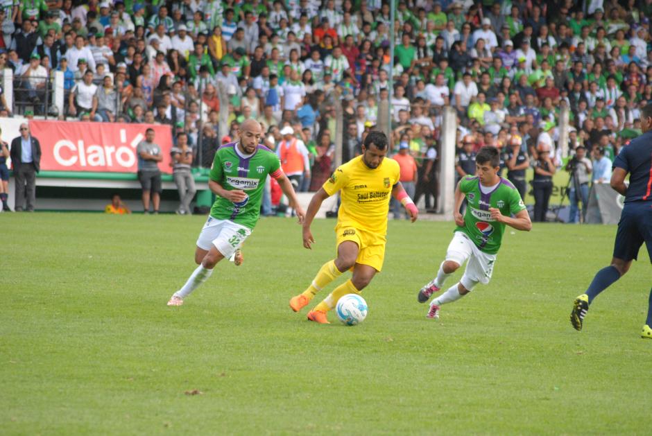 Alexander Robinson, de Antigua GFC, se casó en la Catedral colonial