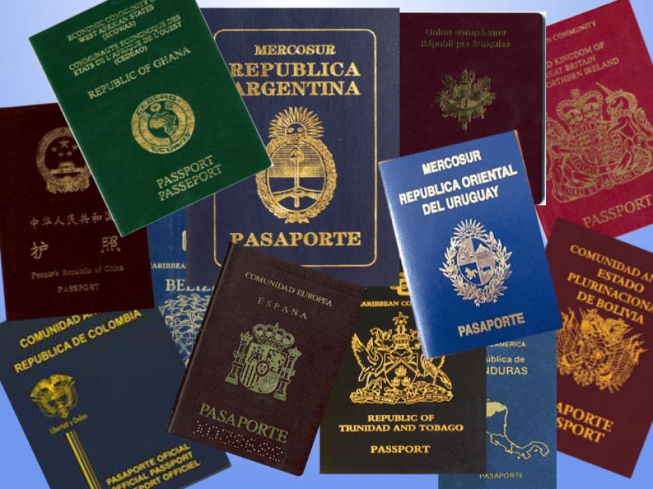 ¿Te has preguntado por qué tu pasaporte es azul o rojo?