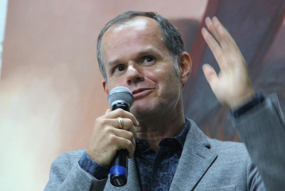 Emilio Méndez presentó su primer libro ante miles de espectadores