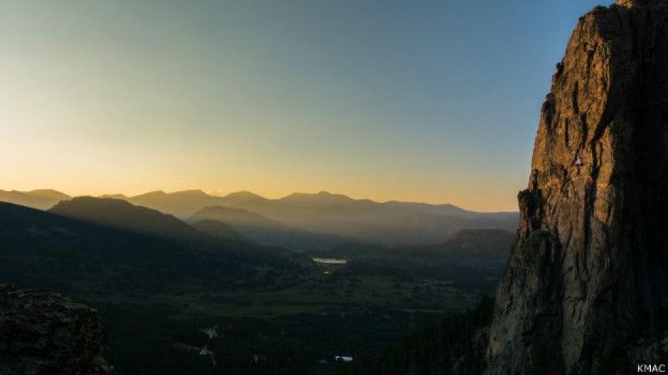 Paquete turístico extremo: acampar colgado de un precipicio