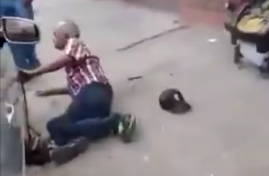 Un hombre es expulsado por un sillón | Soy502