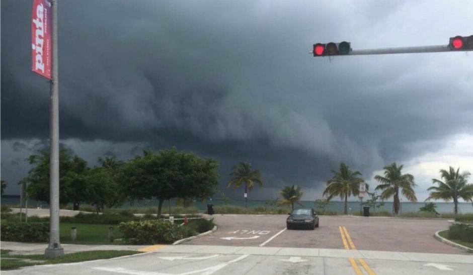 Avión graba sorprendentes imágenes desde el ojo del huracán Matthew