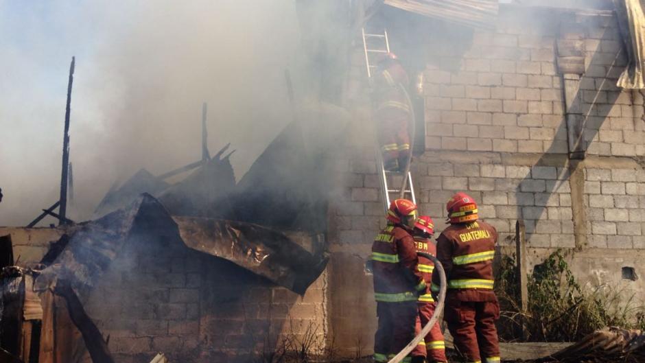 Bomberos trabajan para sofocar un incendio estructural en la zona 5