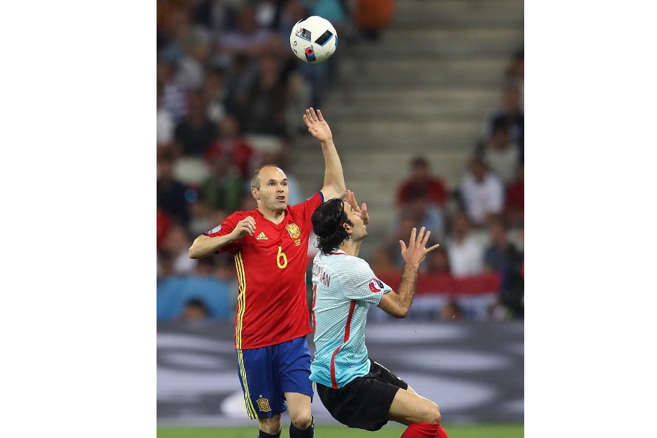 Iniesta demuestra su calidad con un "sombrerito" de fantasía