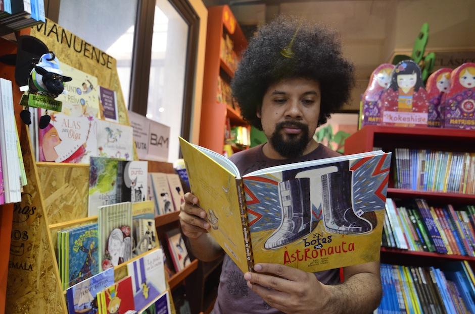 Julio Serrano nos invita a caminar "En botas de astronauta" | Soy502