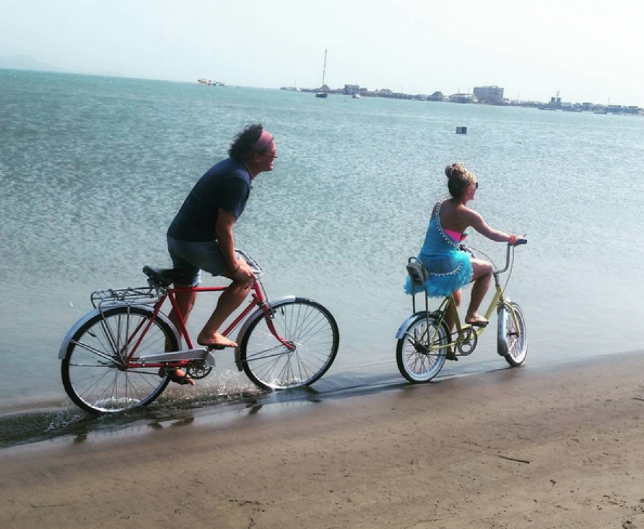 Shakira y Carlos Vives lanzan su canción "La Bicicleta"