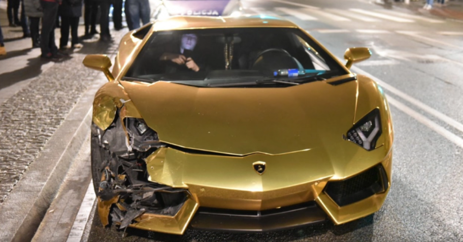 Graban momento exacto en el que chocan un Lamborghini dorado