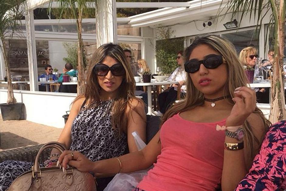 El parecido entre madre e hija hace que las confundan como hermanas