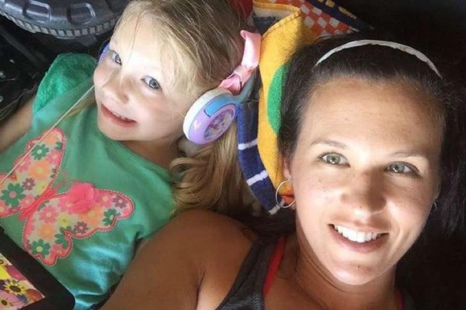 Bombero adopta a una niña cuyo parto asistió