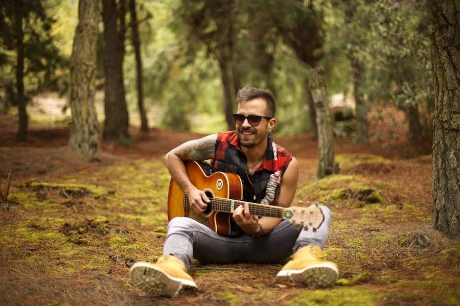 La frescura del colombiano Mike Bahía se contagia en esta entrevista