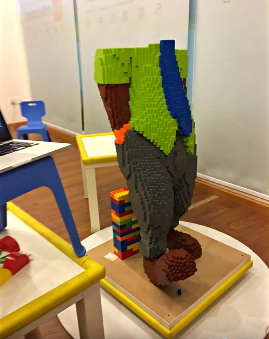 Niño destruye escultura de lego de 15 mil dólares