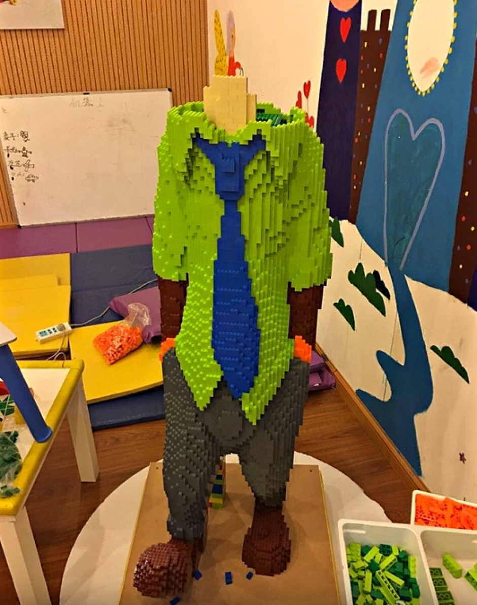 Niño destruye escultura de Lego de 15 mil dólares