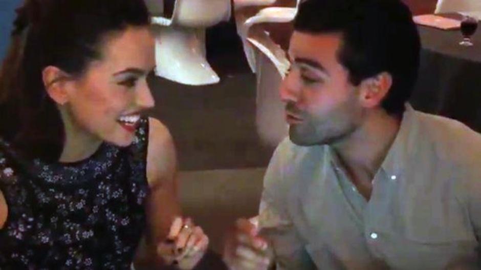 Oscar Isaac interpreta junto a Daisy Ridley "Baby it's cold outside"