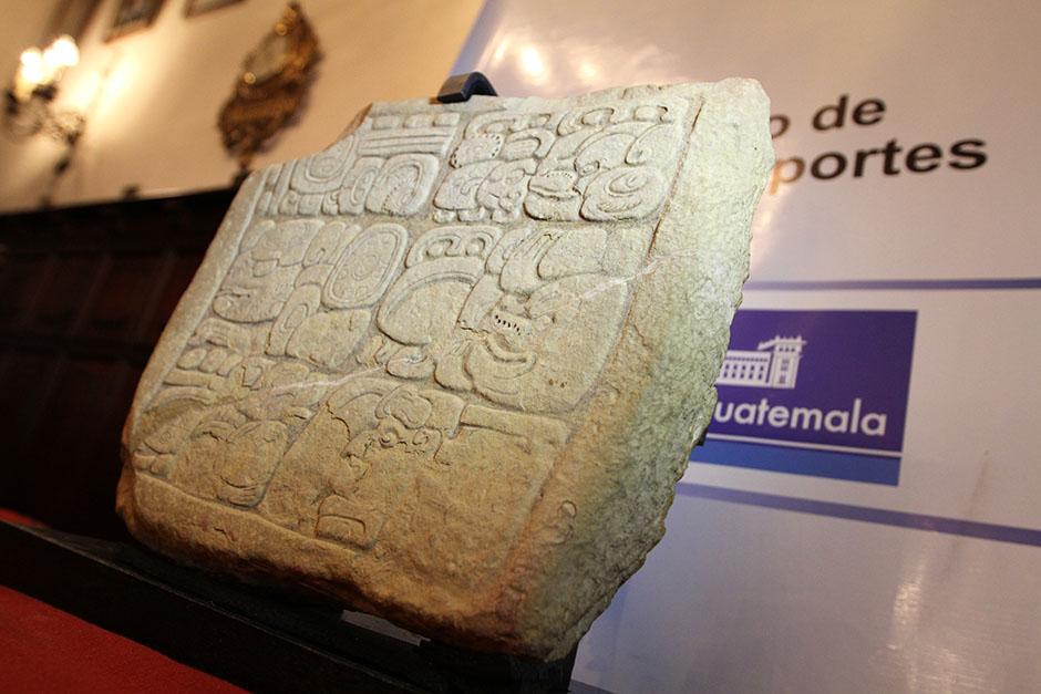 Recuperan un panel maya tallado en piedra caliza