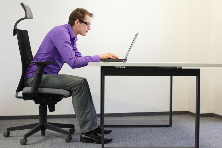 Corrige tu postura en la oficina y evita lesiones en la espalda